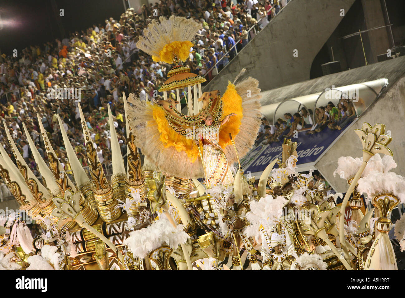 Floats and samba dancers in amazing costumes, in the Rio de Janeiro ...