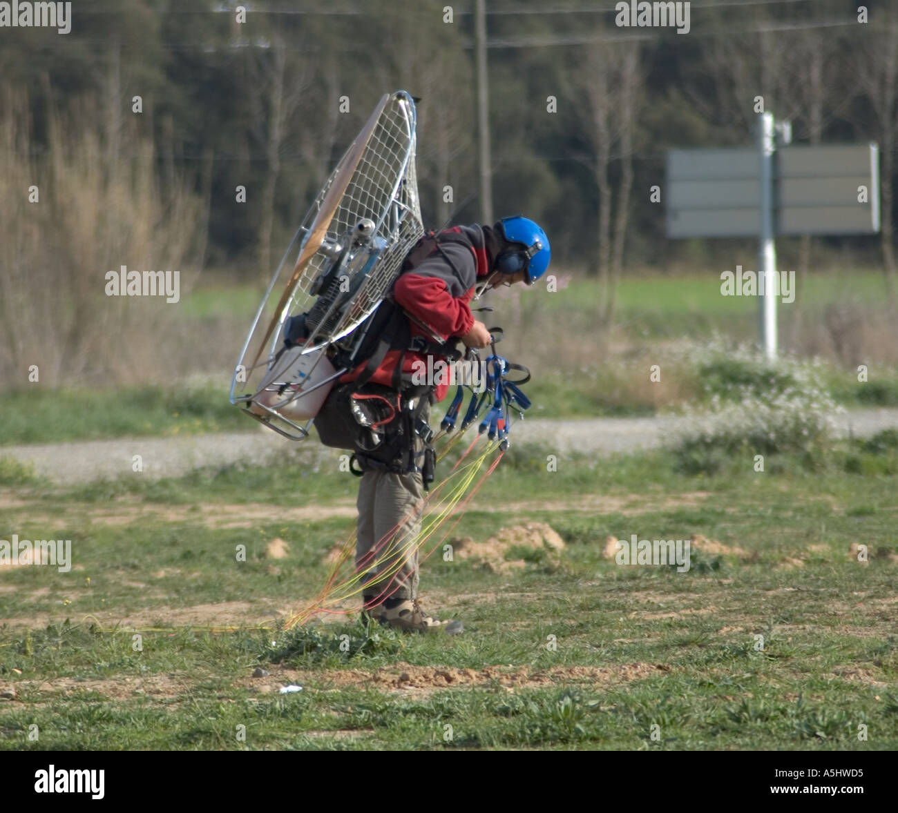 A paraglider checking his equipment before take off Stock Photo - Alamy