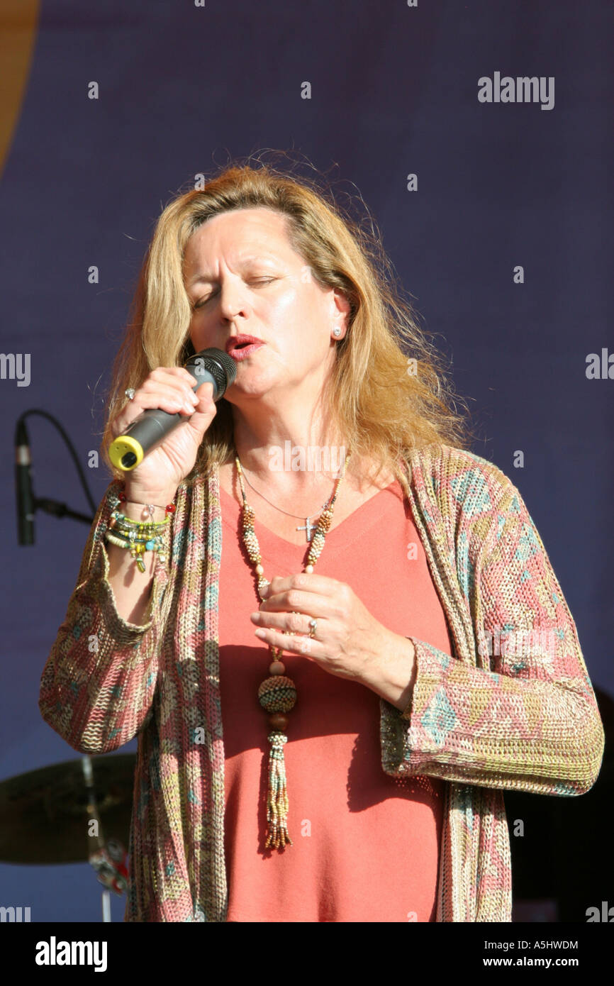 Singer barbara dickson hi-res stock photography and images - Alamy