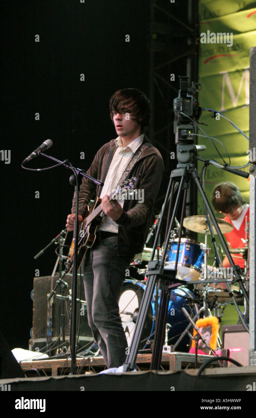 Singer automatic hi-res stock photography and images - Alamy