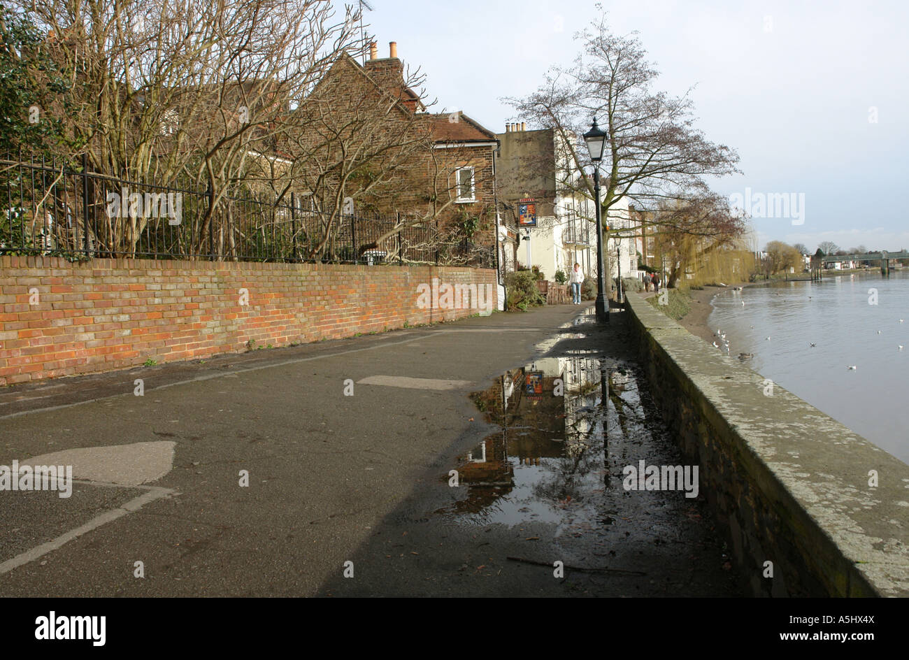 Thames pathway in chiswick hi-res stock photography and images - Alamy