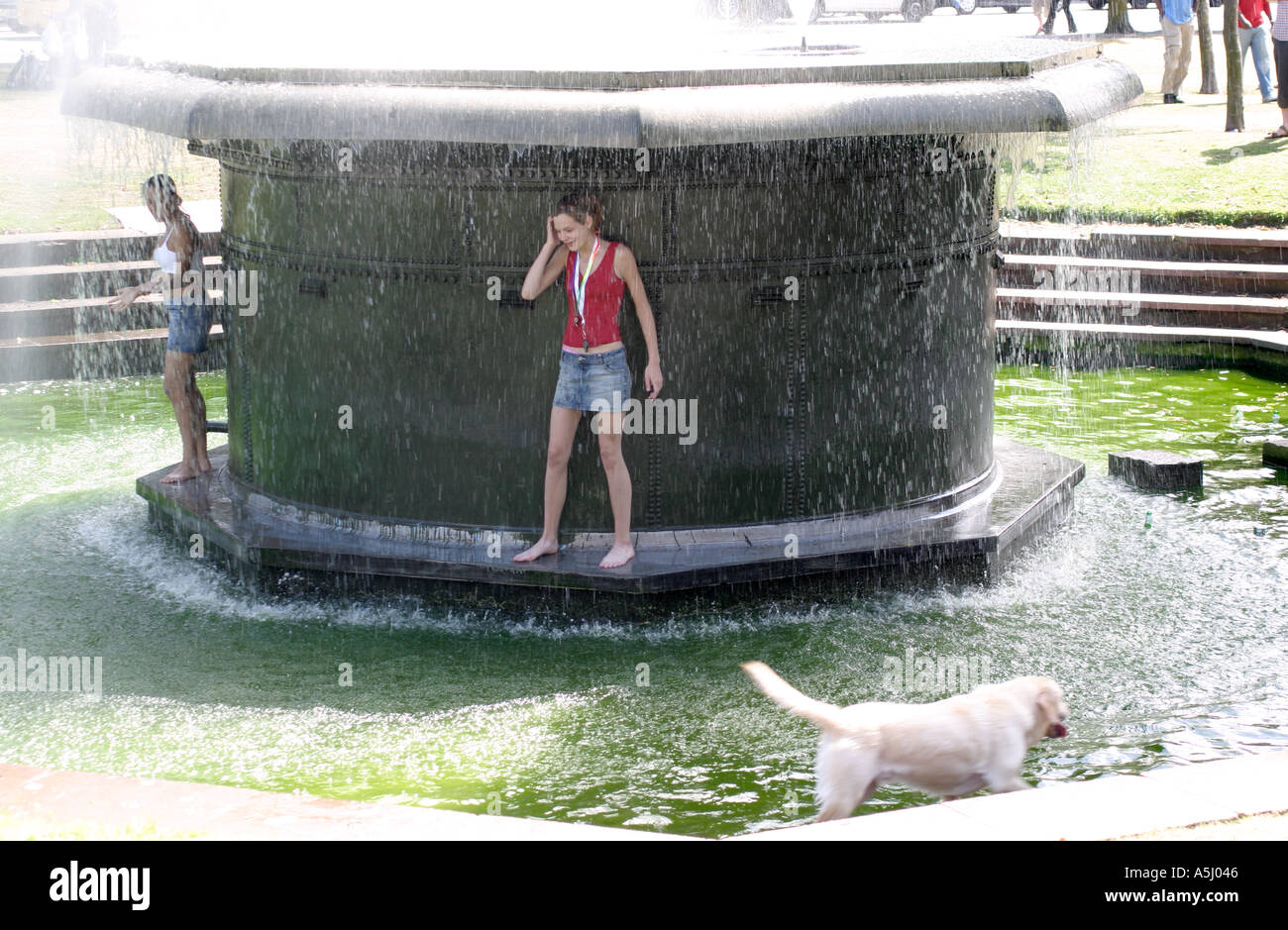 Girls fountain soaked hi-res stock photography and images - Alamy