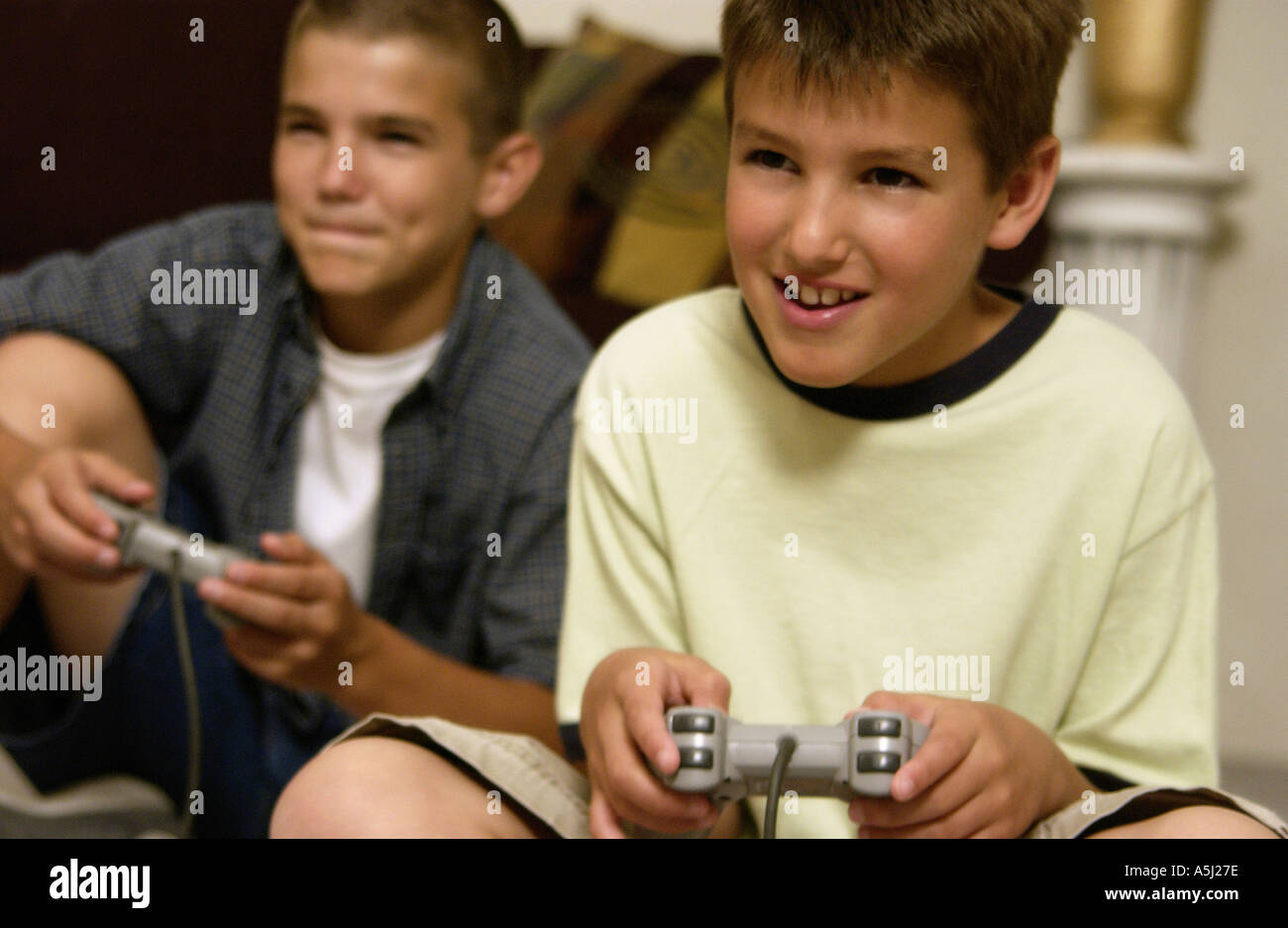 Kids playing video games Stock Photo - Alamy