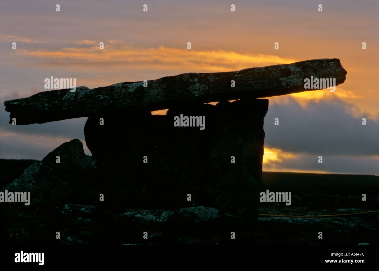 Poulnabrone Megalithic Tomb Stock Photo - Alamy