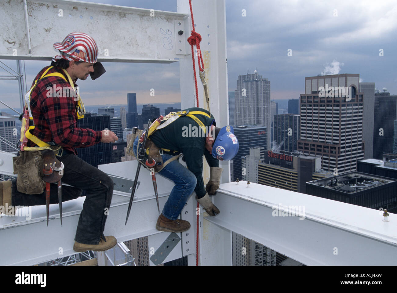 Empire state building steel workers hi-res stock photography and images ...