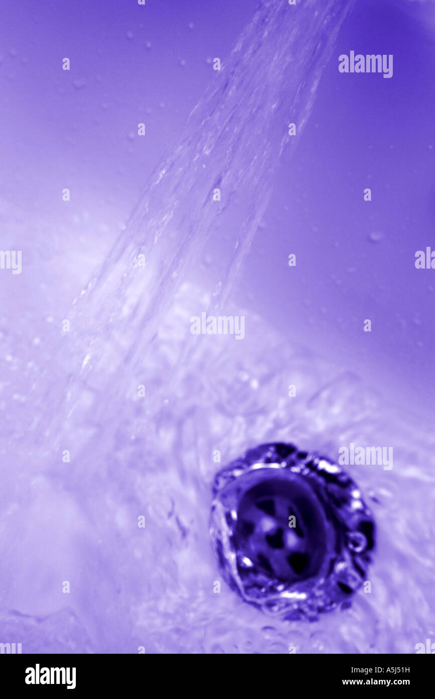 water splashing into a sink Stock Photo - Alamy