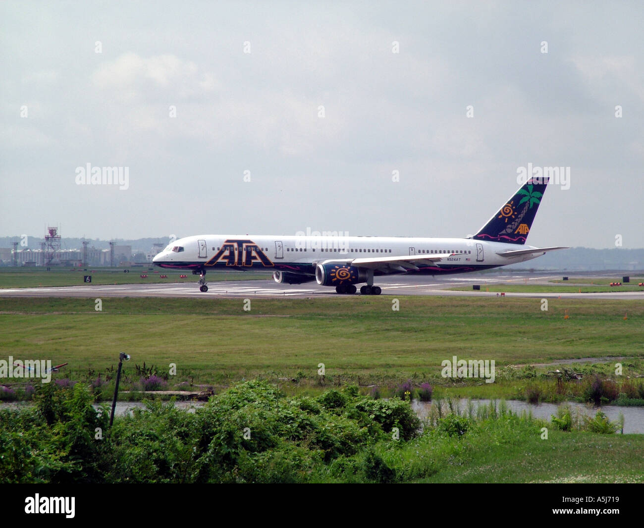 ATA Boeing 757 on take off run Stock Photo - Alamy