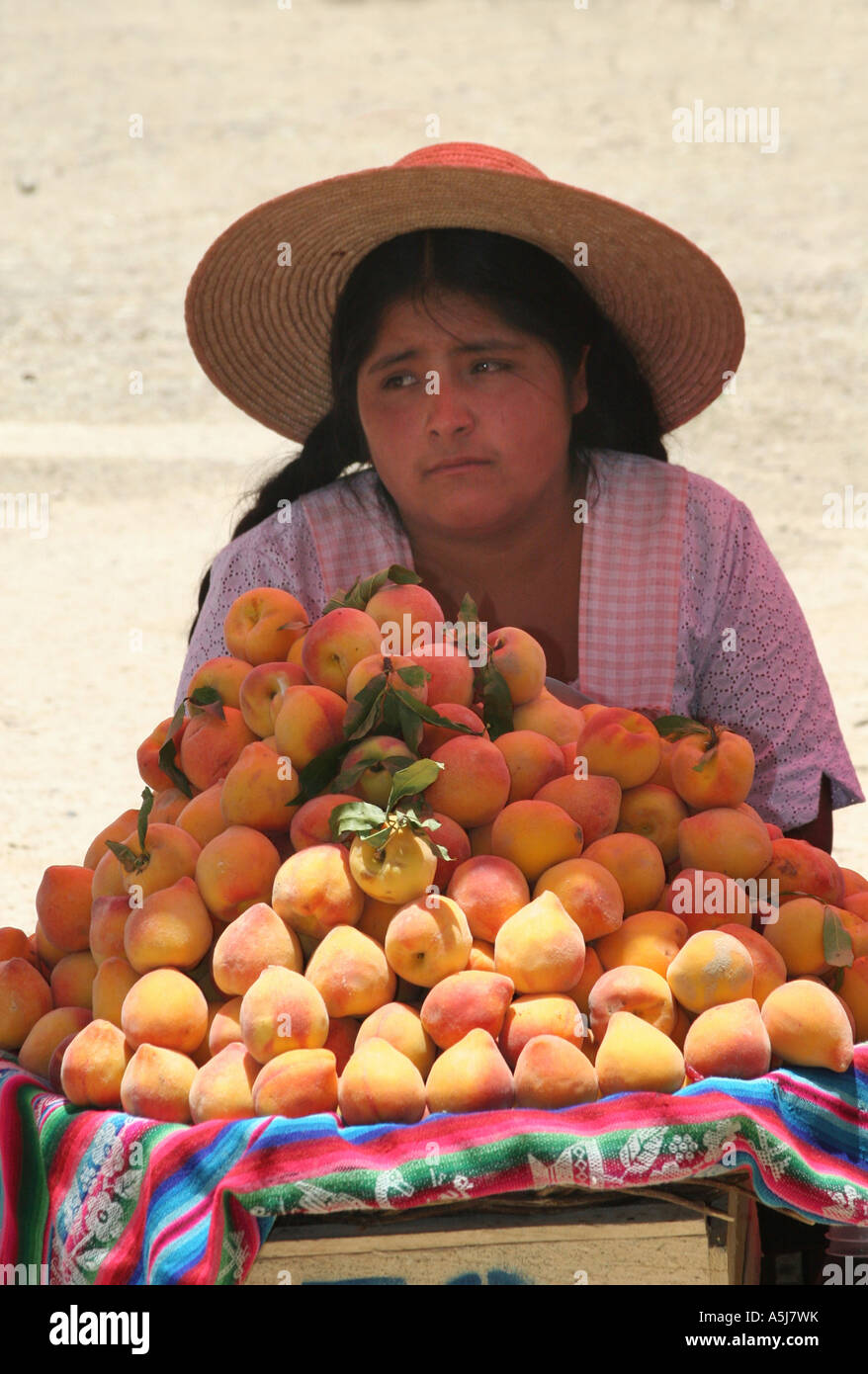 Young woman selling peaches in Tiataco, Cochabamba, Bolivia Stock Photo - Alamy