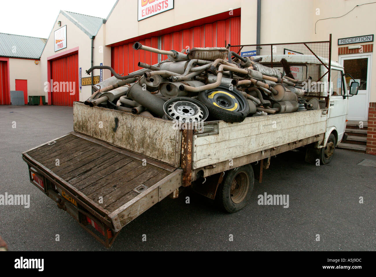 Parts of lorry hi-res stock photography and images - Alamy