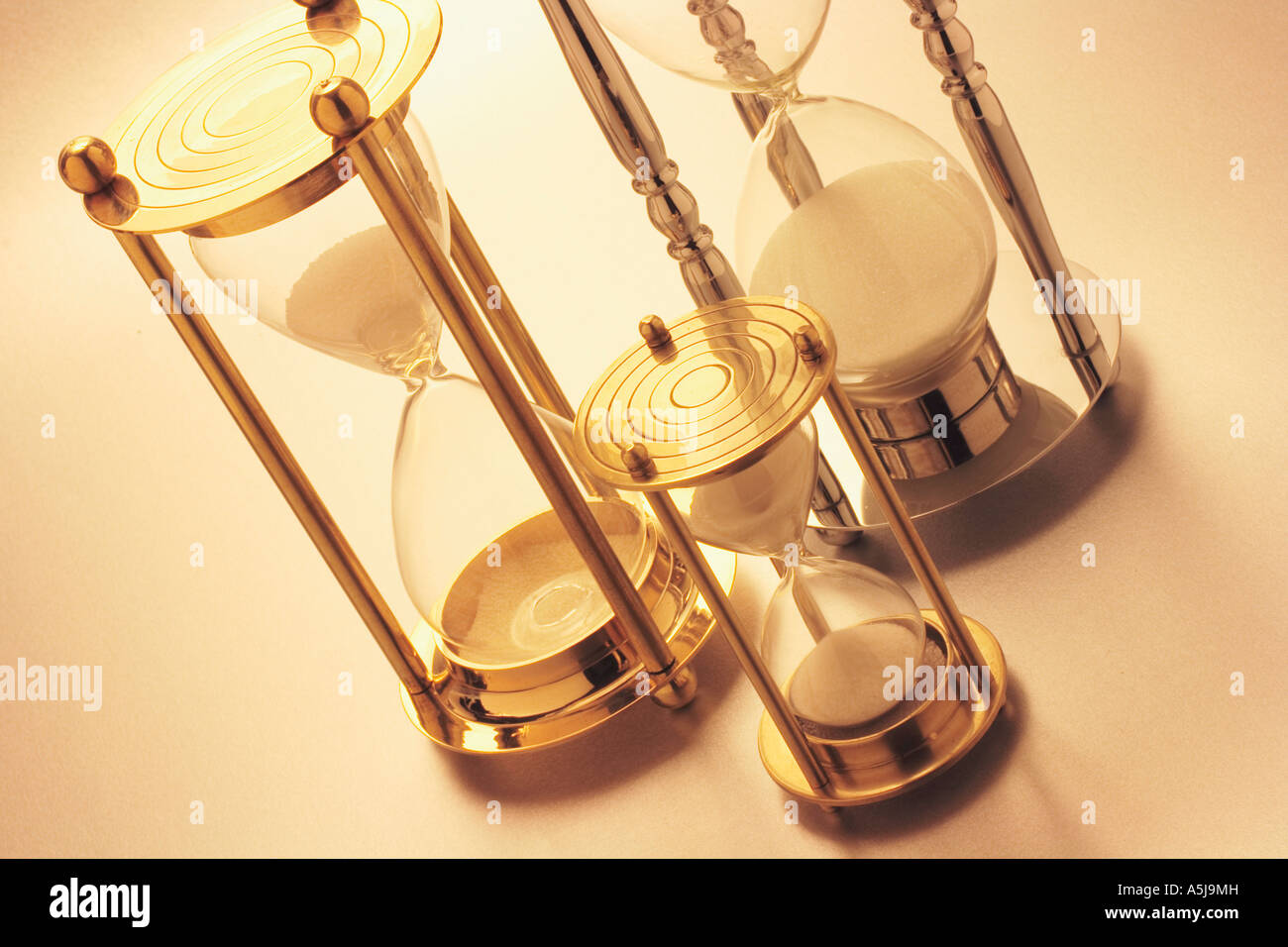 Time timekeeping hourglass sand hi-res stock photography and images - Alamy