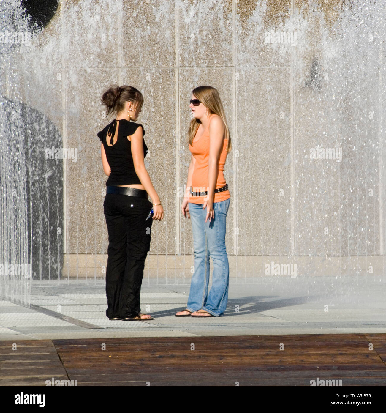 Girls cooling off in fountain hi-res stock photography and images - Alamy