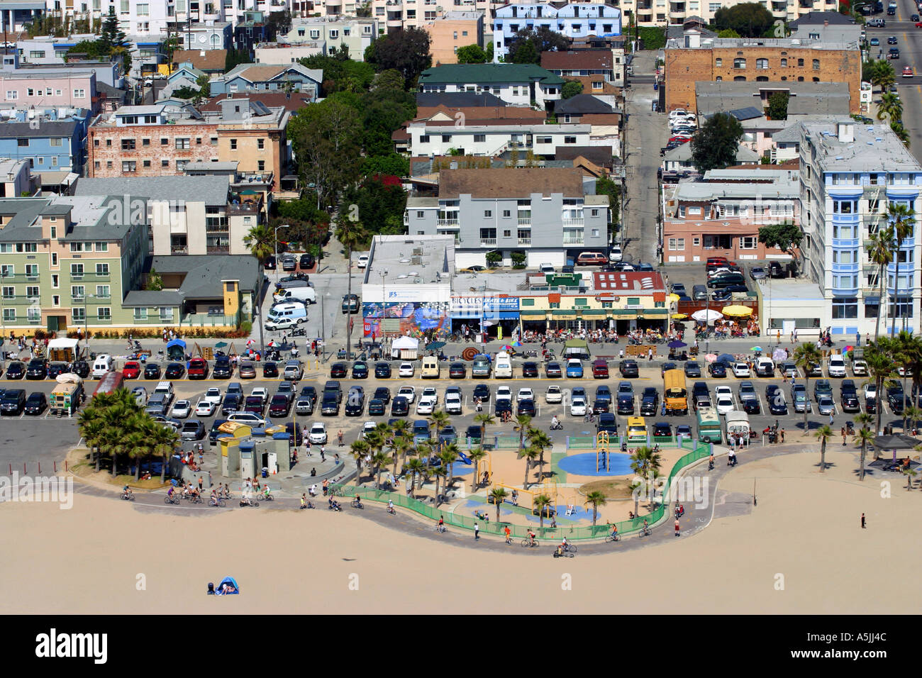Venice beach boardwalk and skaters hi-res stock photography and images ...