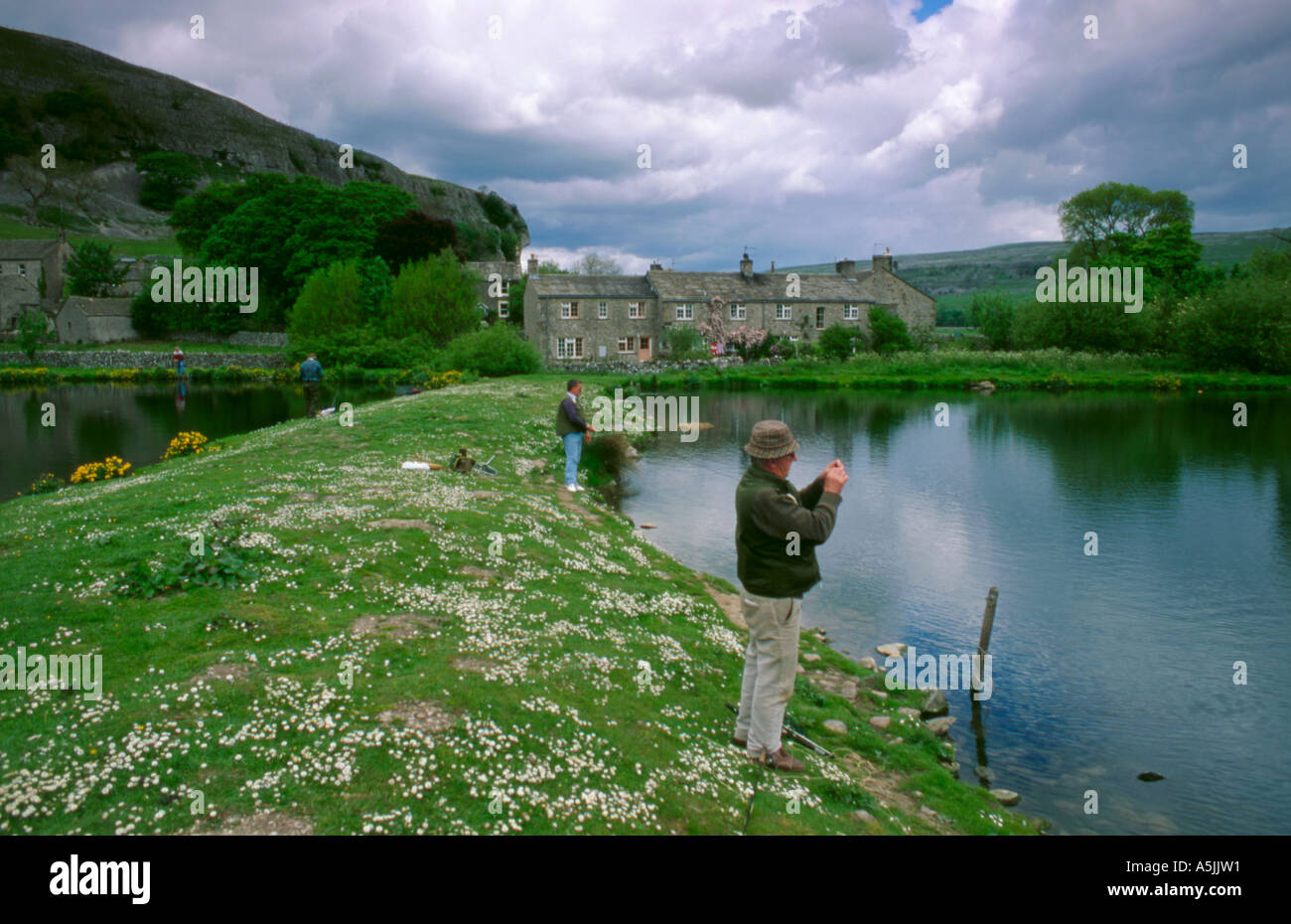 Kilnsey crag wharfedale north yorkshire hi-res stock photography and ...