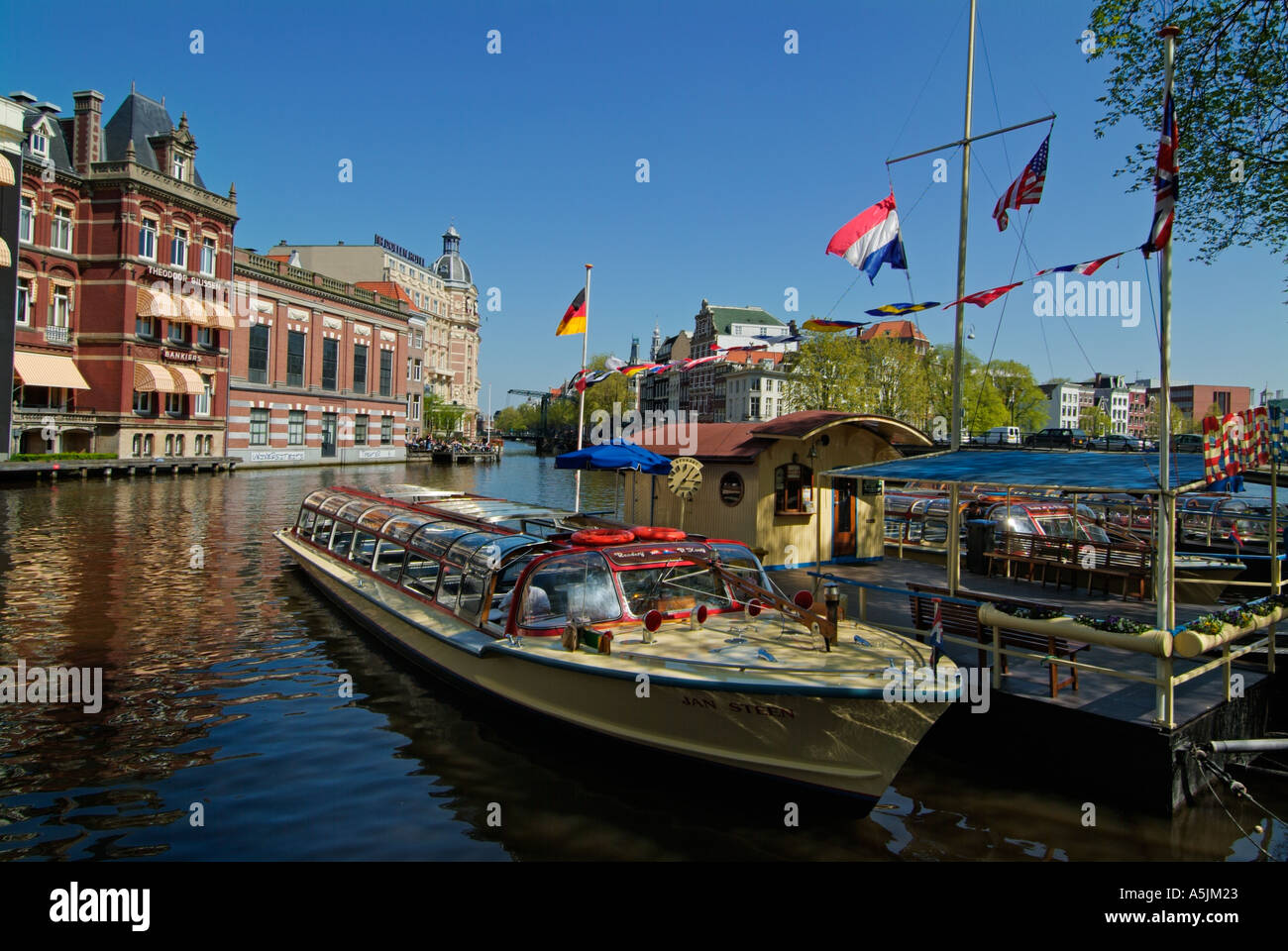 Mooring point on river Amstel for the canal tour boat cruises Amsterdam ...