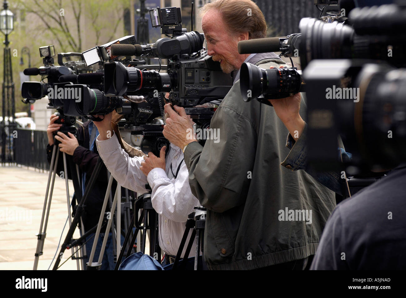 News cameras lined hi-res stock photography and images - Alamy