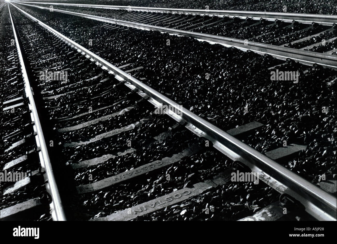 Convergence rail tracks hi-res stock photography and images - Alamy