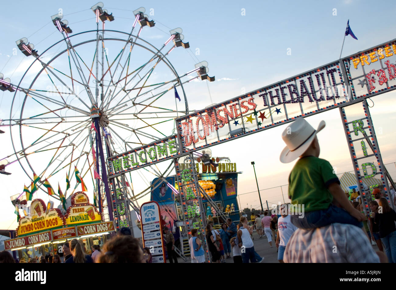 Kid on dads shoulders walking into the Illinois State Fair in ...