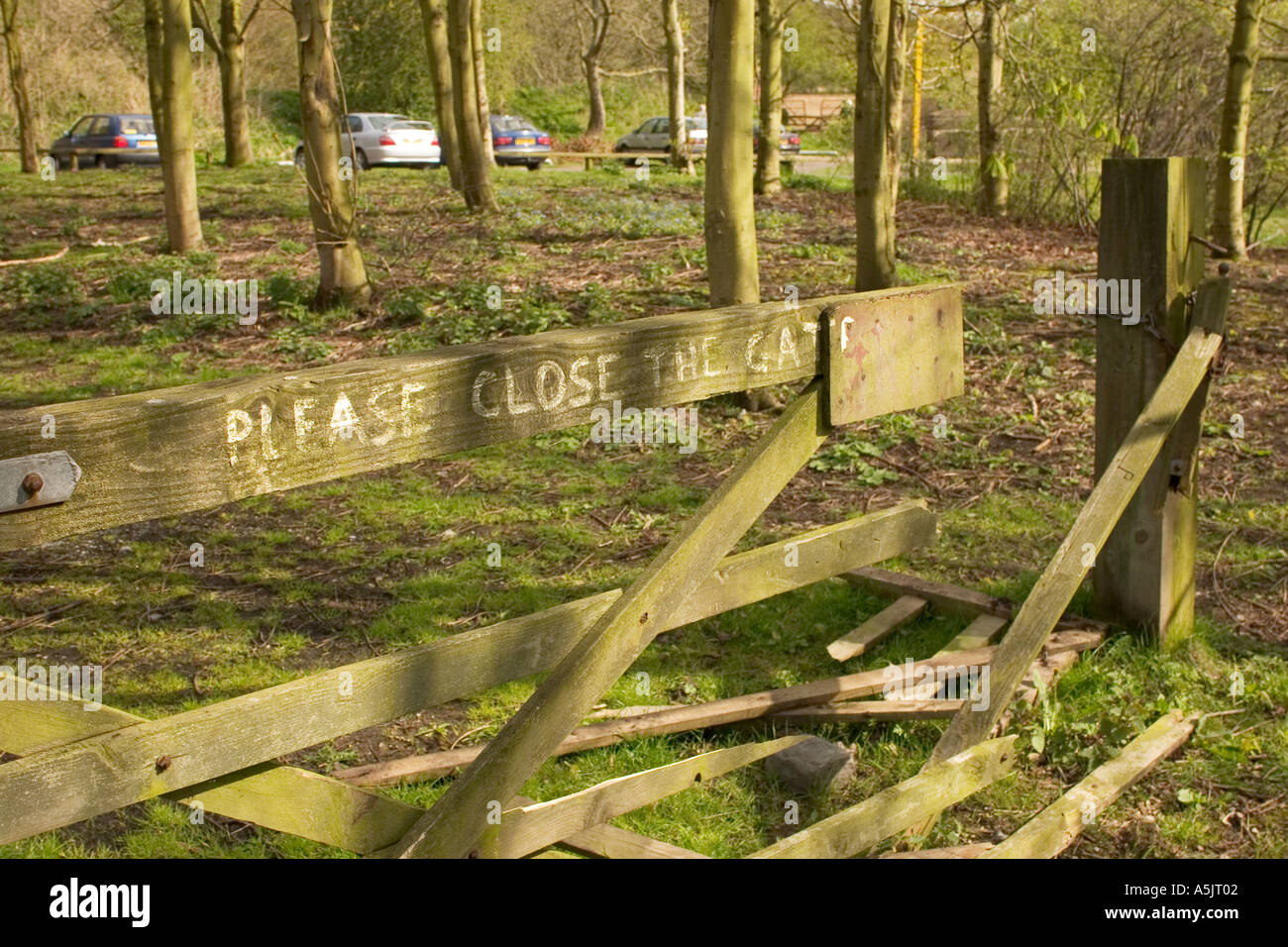 Farm gate broken hi-res stock photography and images - Alamy