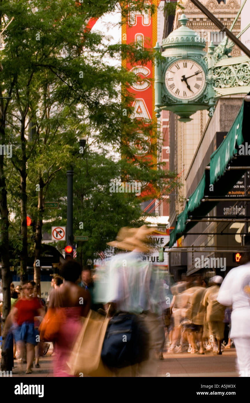 State street chicago shopping hi-res stock photography and images - Alamy