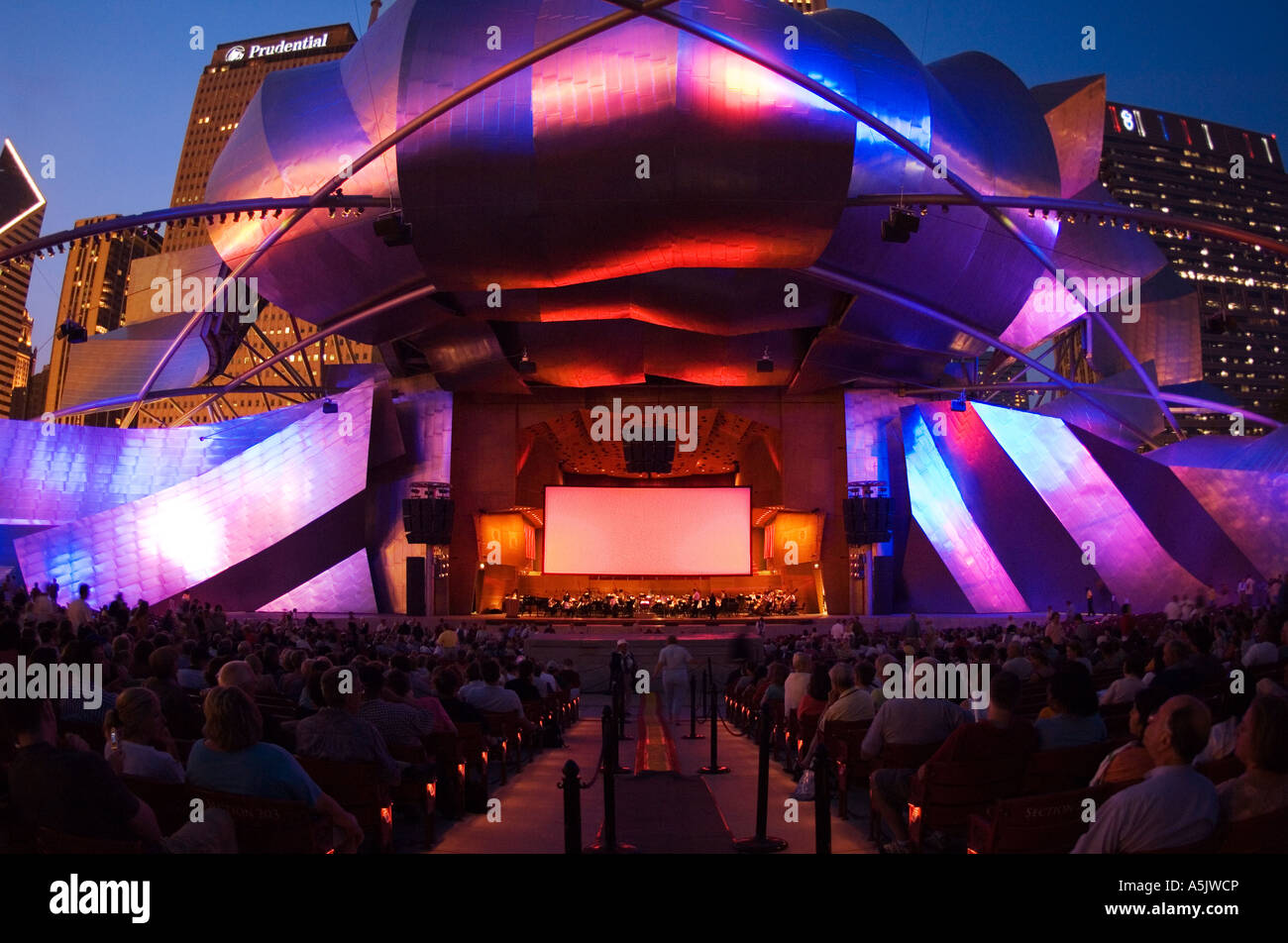 Jay pritzker pavilion night chicago hi-res stock photography and images ...
