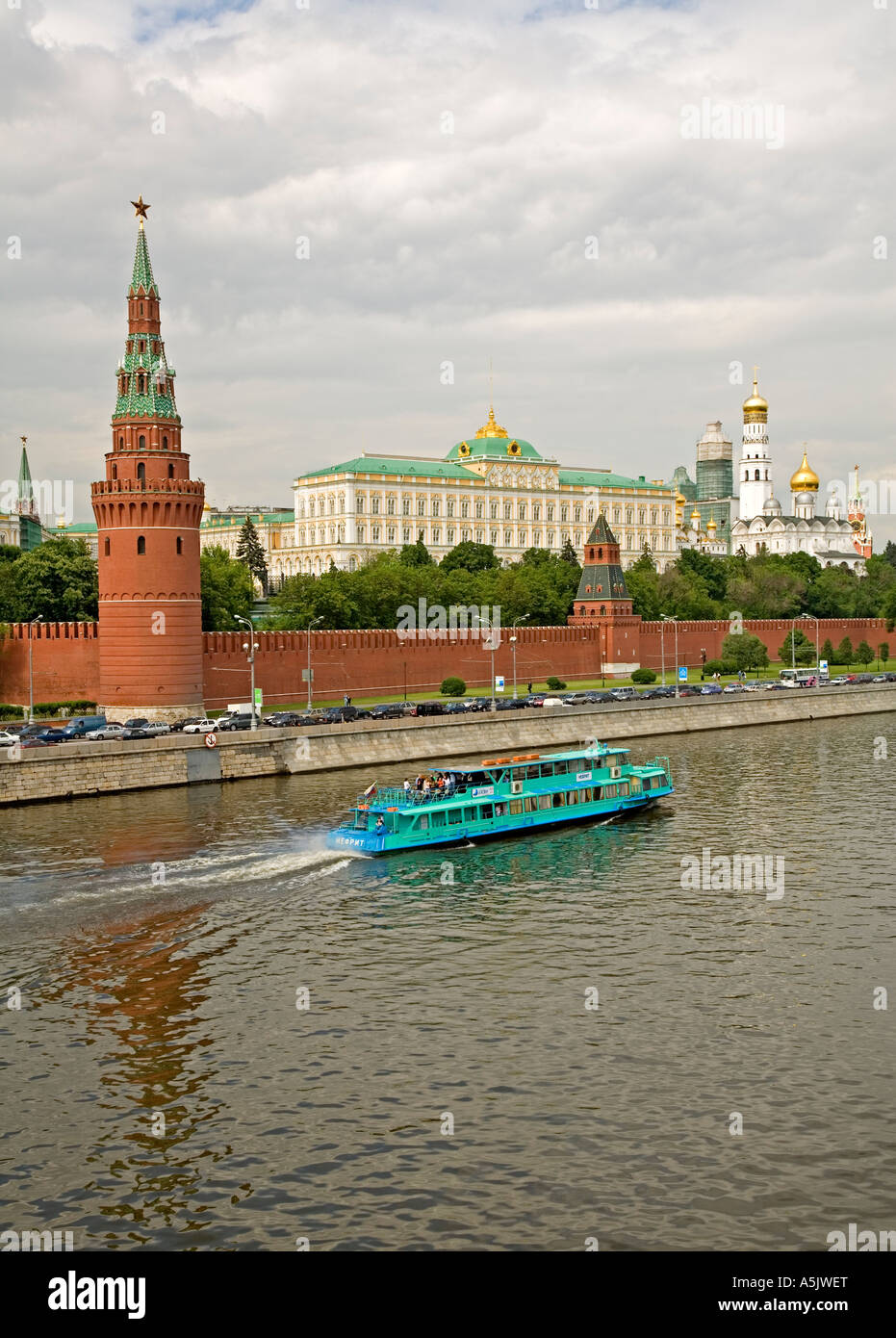 The river Moscva with sightseeing boat and the Kreml Wall with Water ...