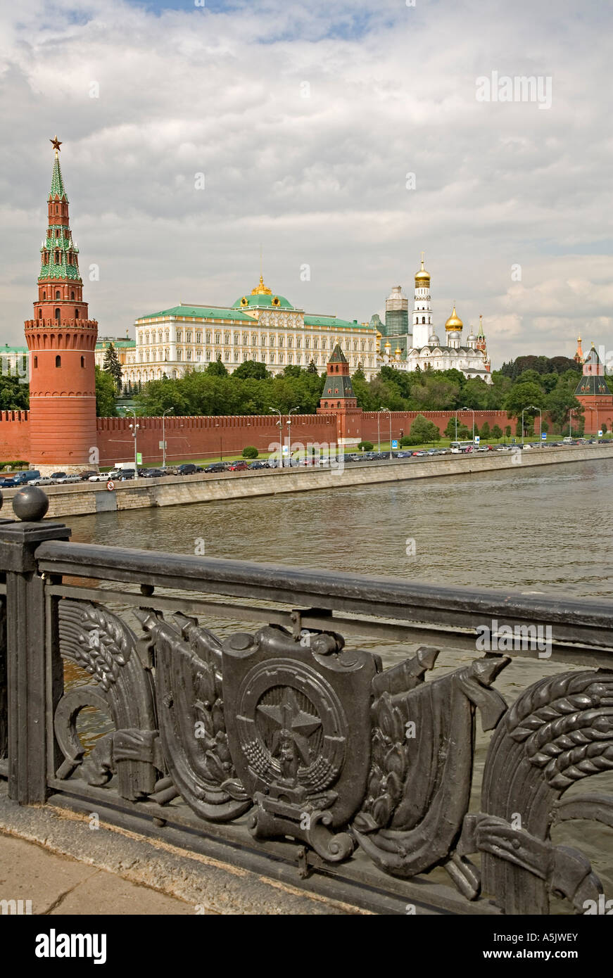 The river Moscva with the Kreml Wall and Water raising Tower, Moscow ...