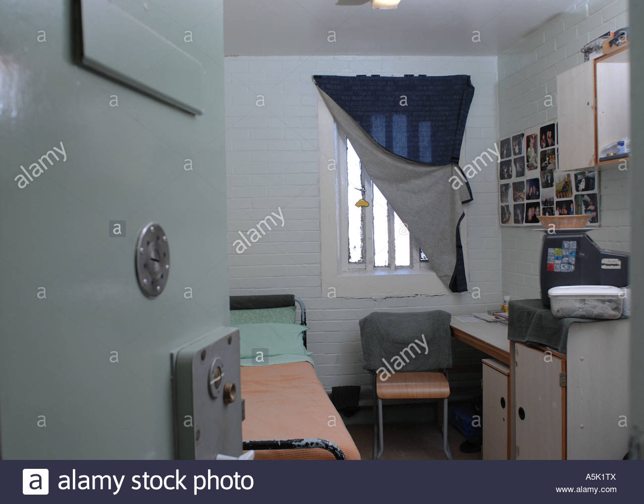 uk prison cell Stock Photo: 11331001 - Alamy