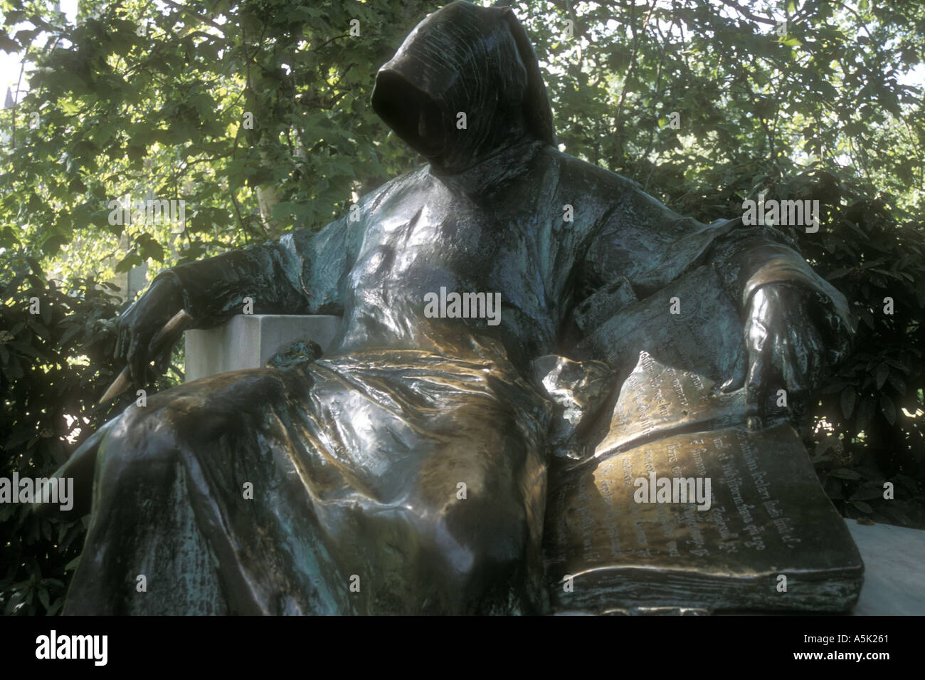 Anonymous statue hi-res stock photography and images - Alamy