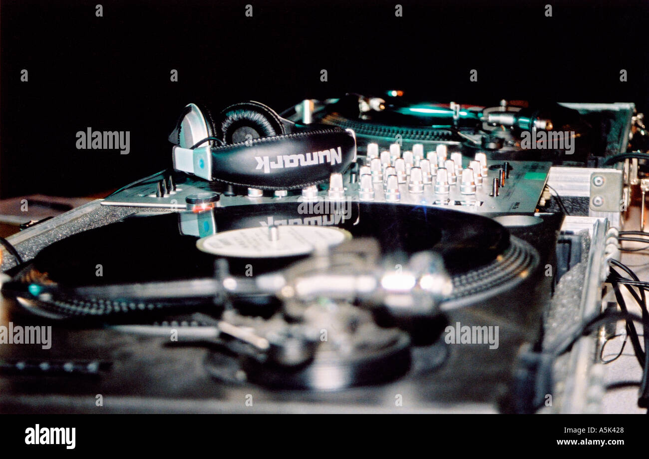 Dj turntables hi-res stock photography and images - Alamy