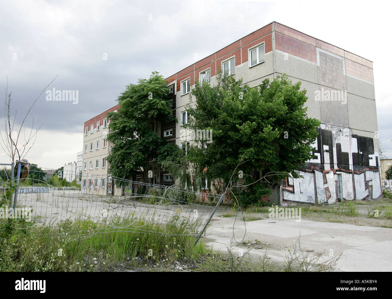 Empty block flats hi-res stock photography and images - Alamy