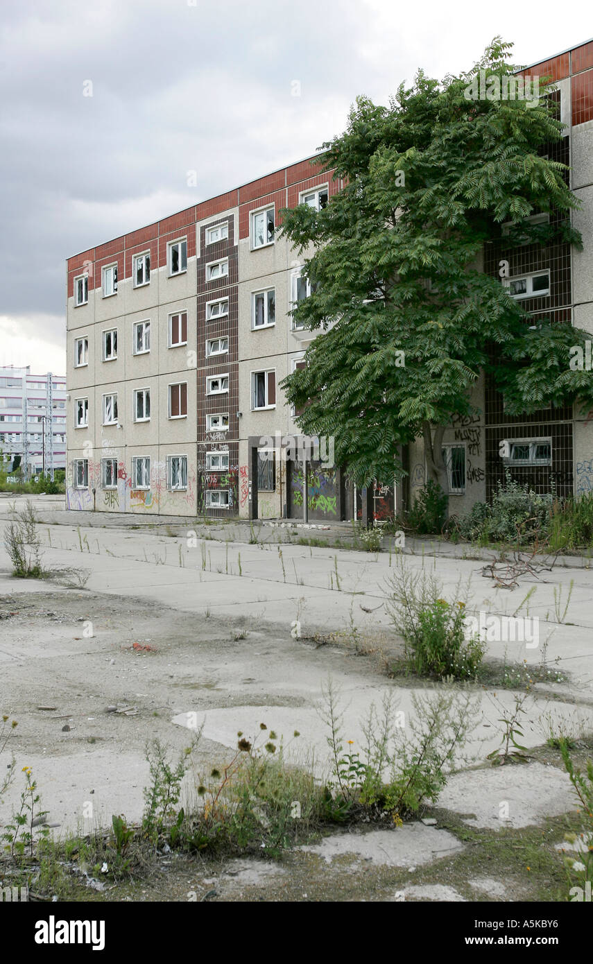 Empty block flats hi-res stock photography and images - Alamy