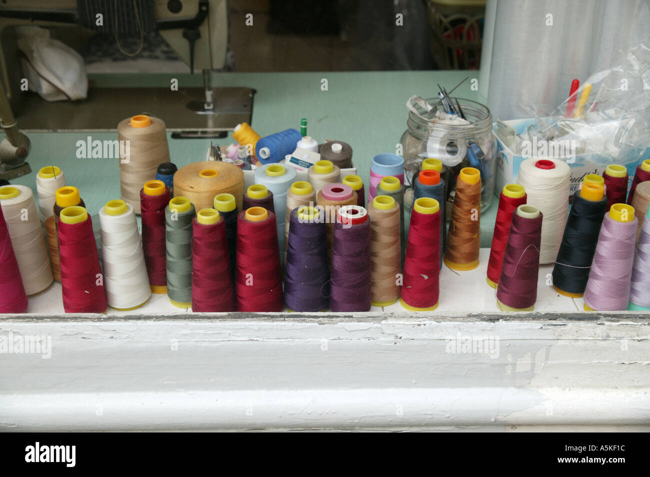 Paris fashion designer sewing hi-res stock photography and images - Alamy