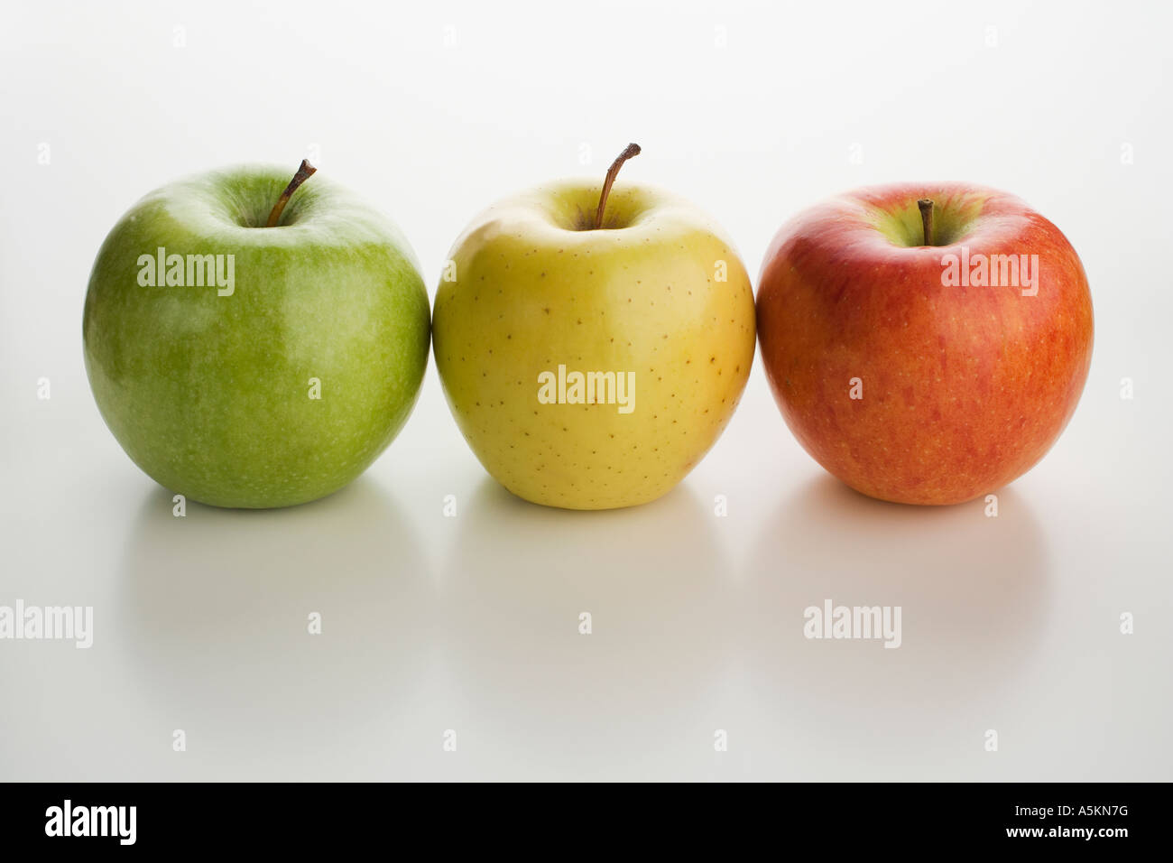 Assorted apples in a row Stock Photo - Alamy