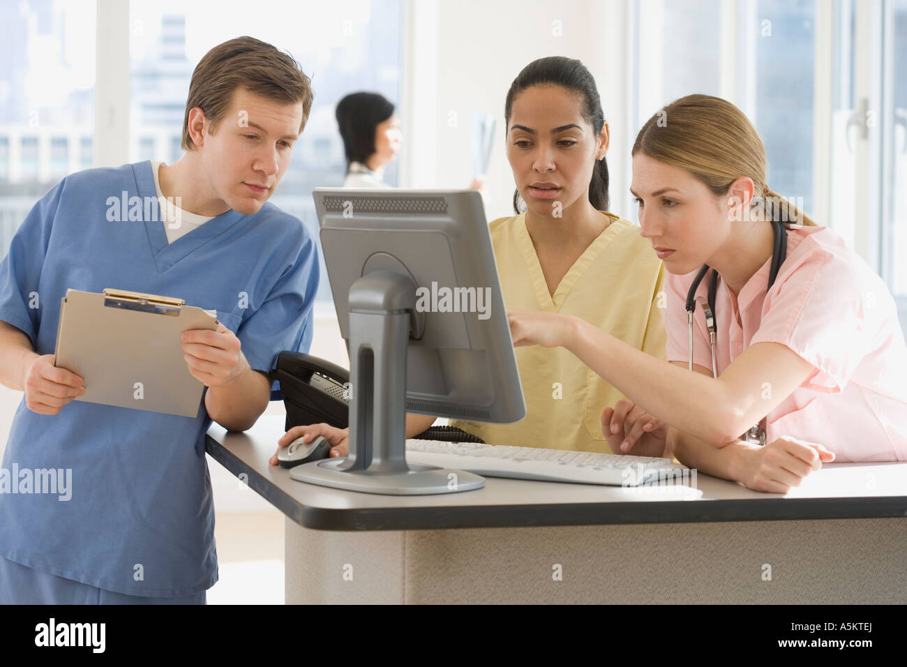Doctors looking at computer in hospital Stock Photo - Alamy