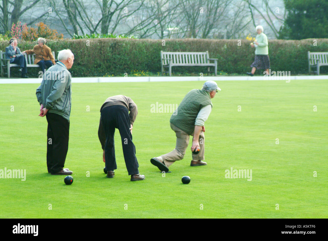 Senior playing crown green bowls hi-res stock photography and images ...