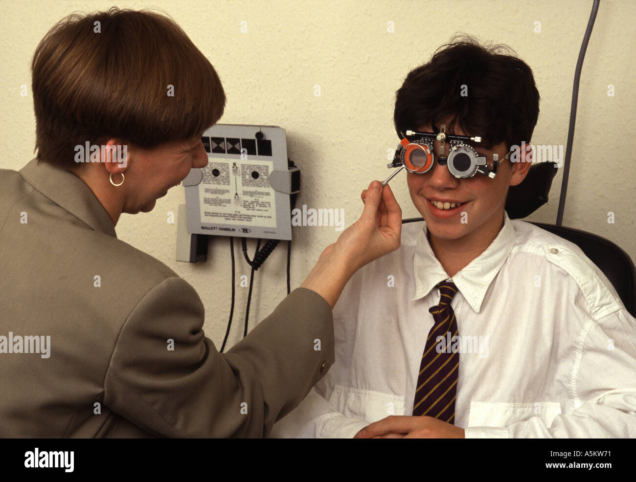 Child having eye test hi-res stock photography and images - Alamy