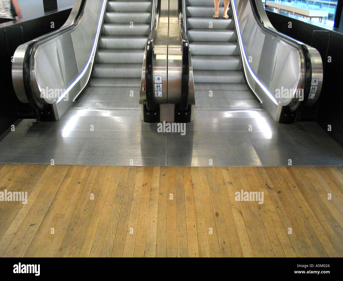 Escalator step pattern hi-res stock photography and images - Alamy