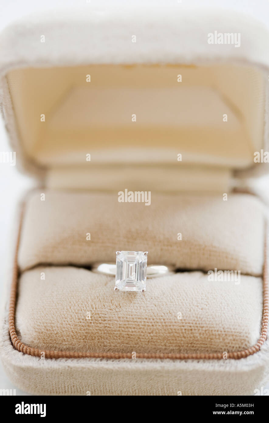 Diamond engagement ring display hi-res stock photography and images - Alamy