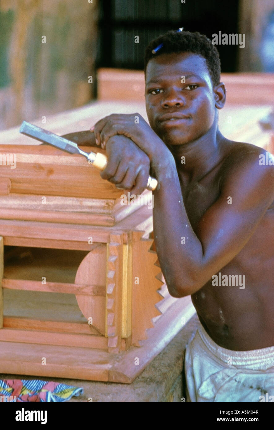 West african art craftsman hi-res stock photography and images - Alamy