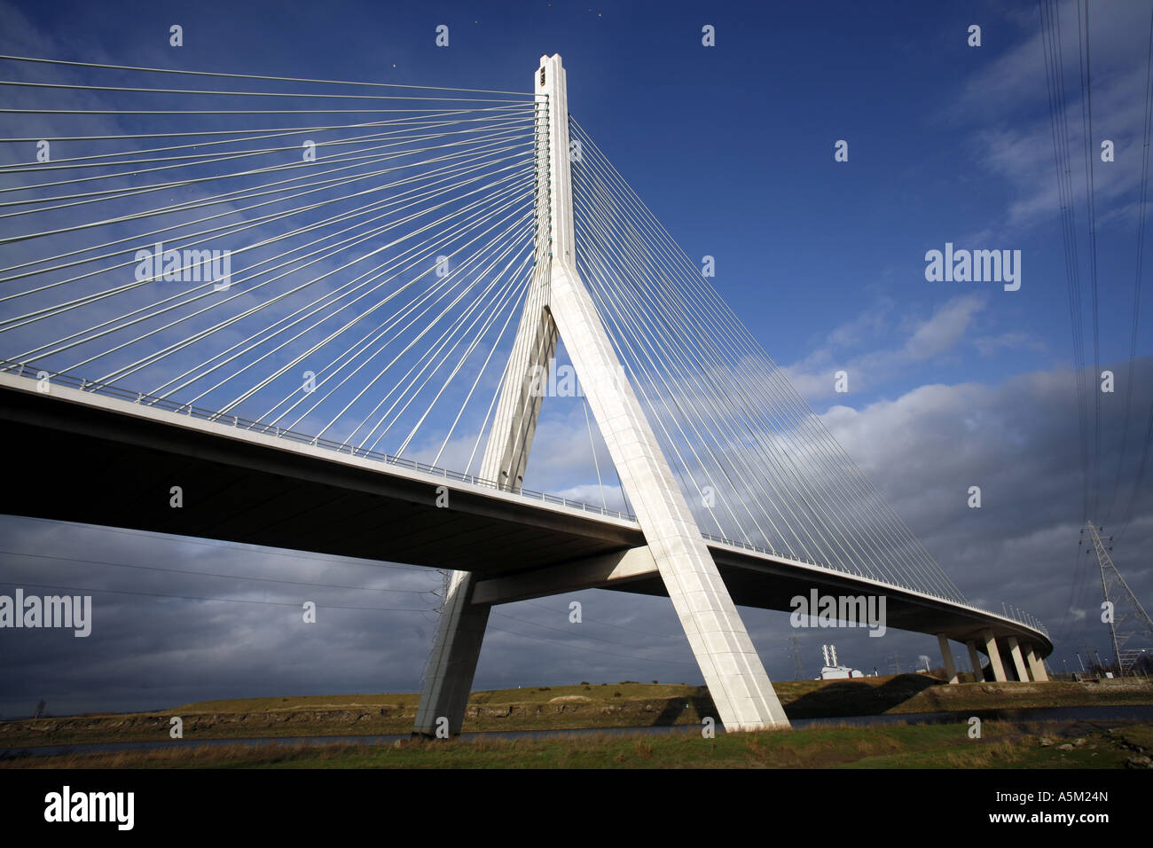 Dee river crossing bridge flintshire hi-res stock photography and ...