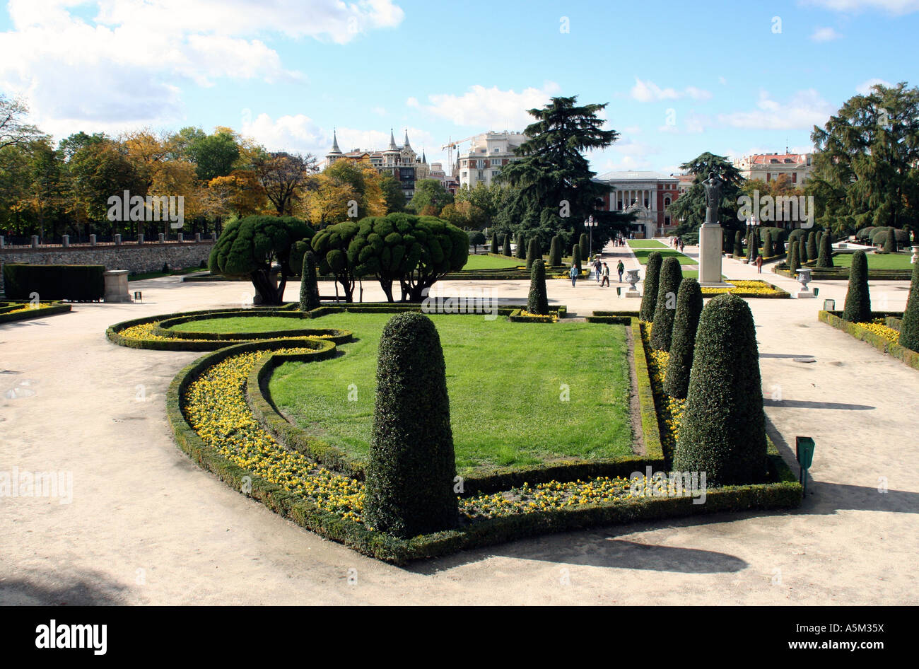 The Retiro garden El Parque del Retiro Stock Photo - Alamy