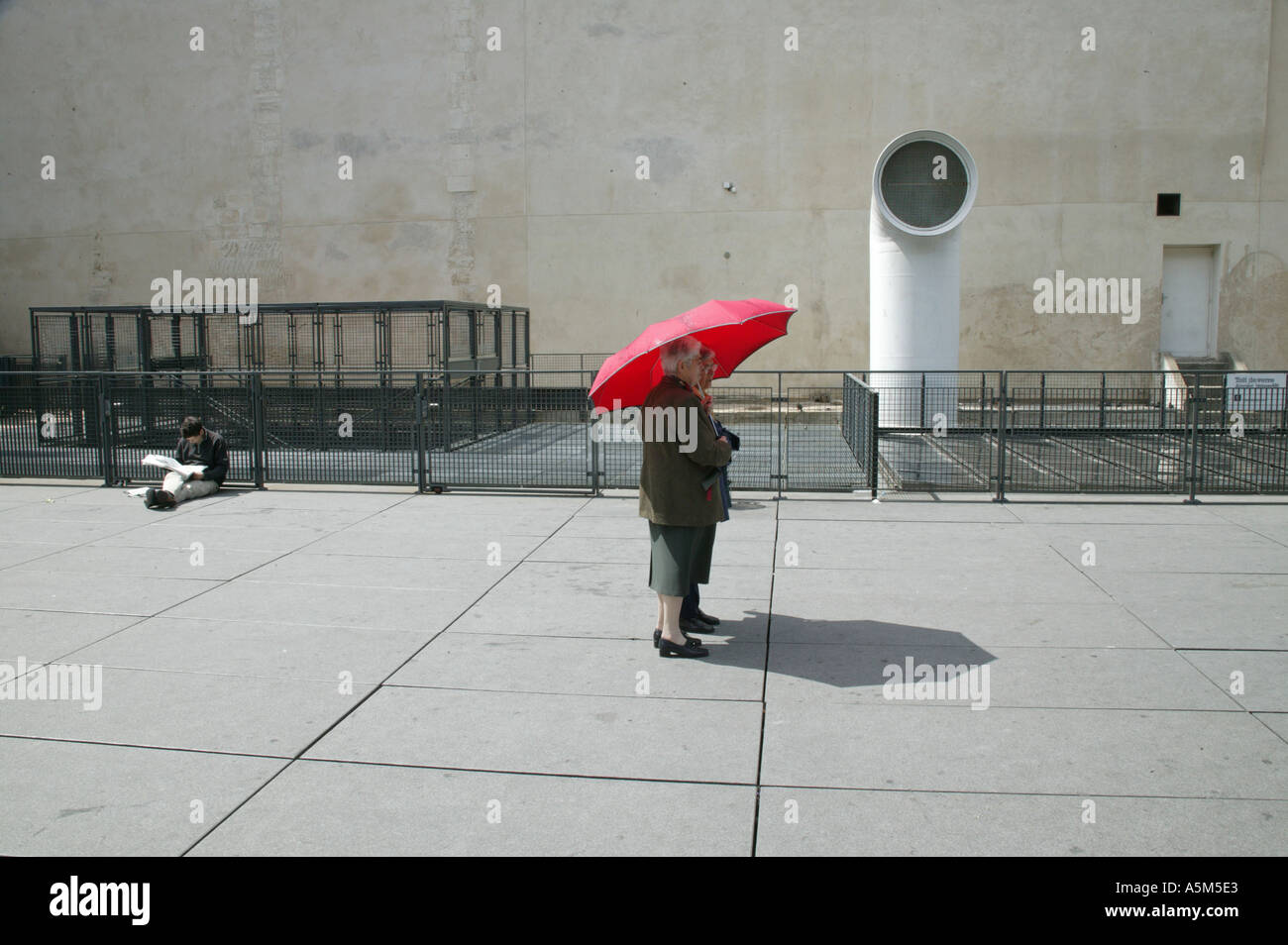 Paris ladies hi-res stock photography and images - Alamy