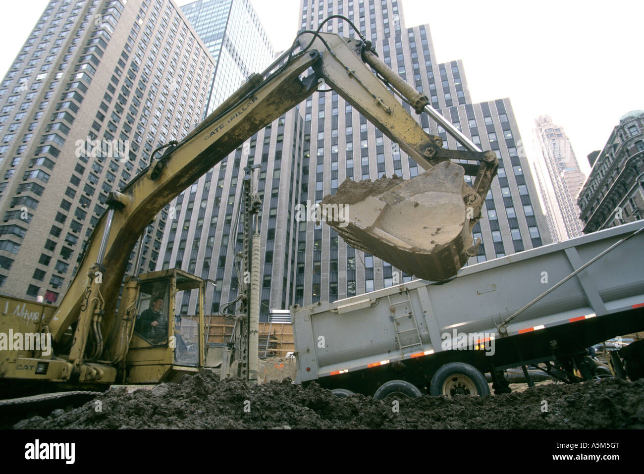 Excavating foundation hole for Bertelsmann building at 1540 Broadway in ...