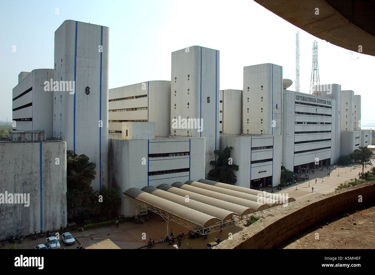 RAJ98845 Vashi Railway Station housing Info Tech Park on upper floors ...