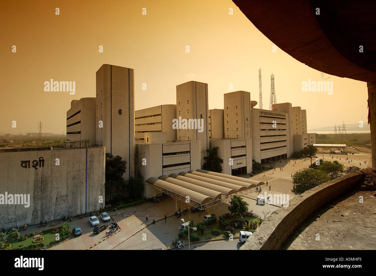 RAJ98846 Vashi Railway Station housing Info Tech Park on upper floors ...