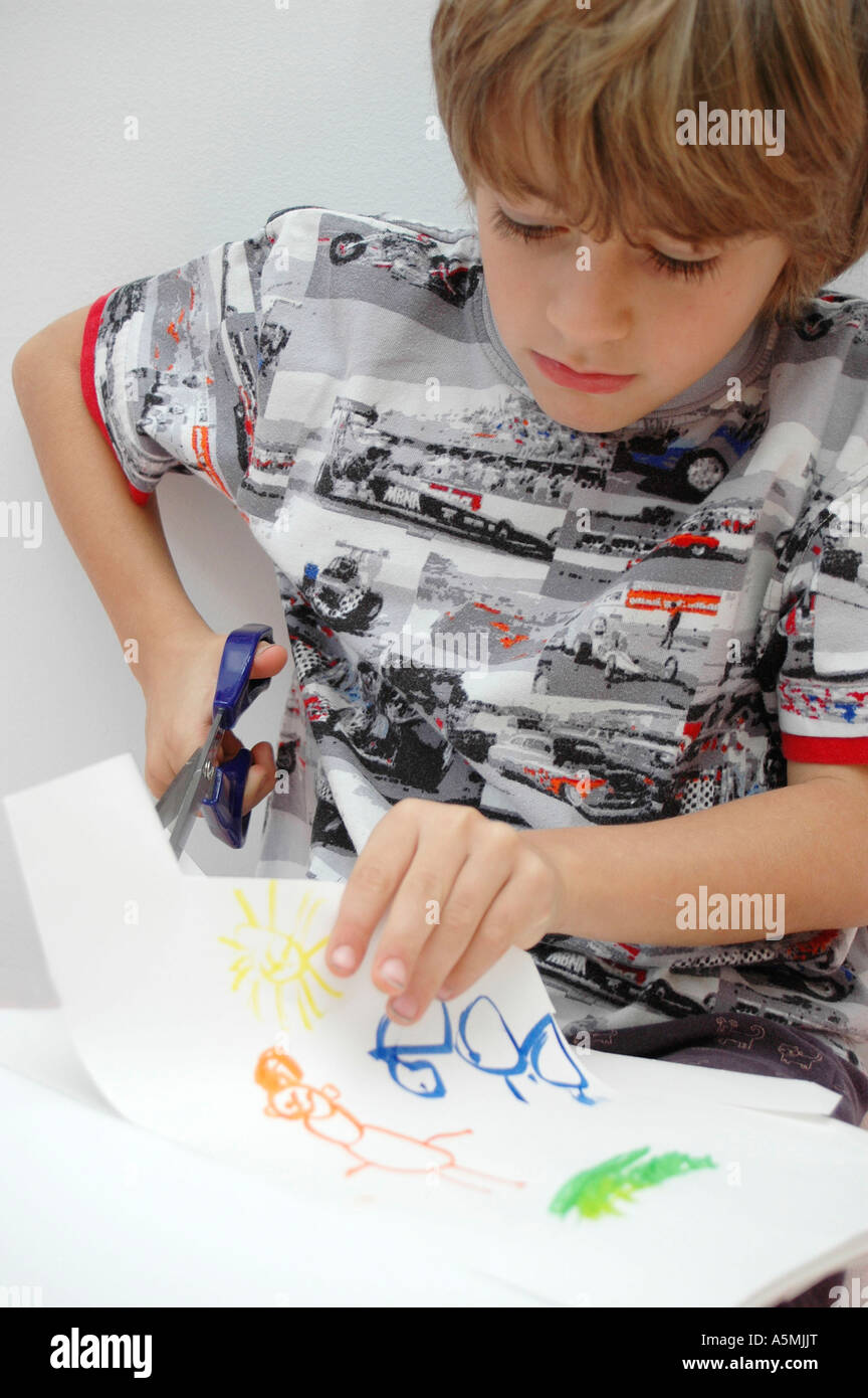 Kinder schneiden papier hi-res stock photography and images - Alamy