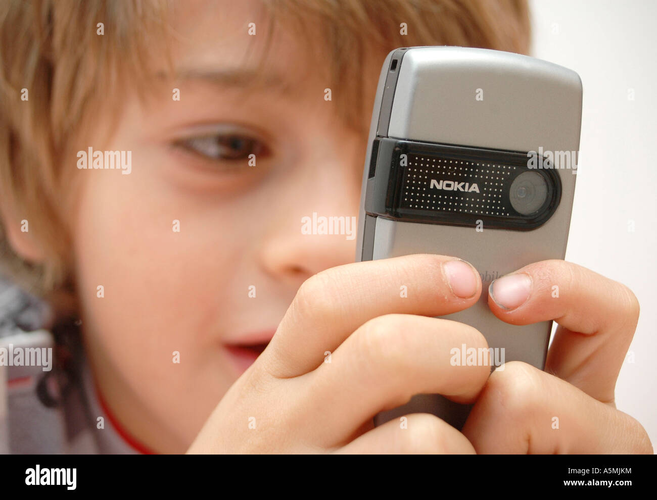Junge mit Handy boy with mobile Kind Menschen Mensch Personen Leute ...