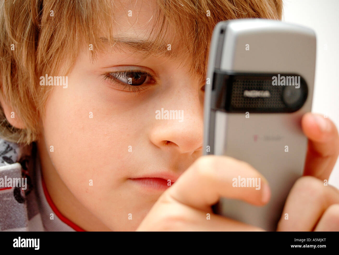 Junge mit Handy boy with mobile Kind Menschen Mensch Personen Leute ...