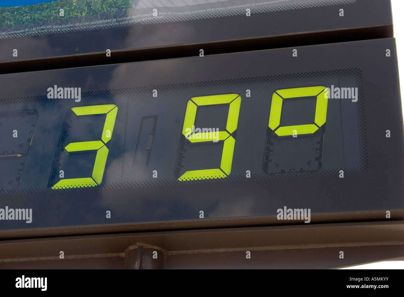 Temperature gauge reading 39 degrees hi-res stock photography and ...