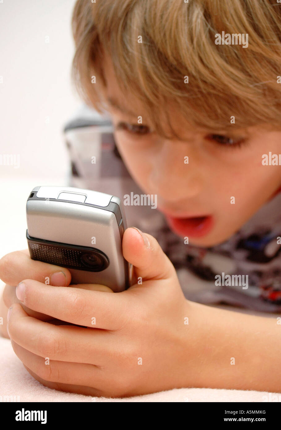 Junge mit Handy boy with mobile Kind Menschen Mensch Personen Leute ...